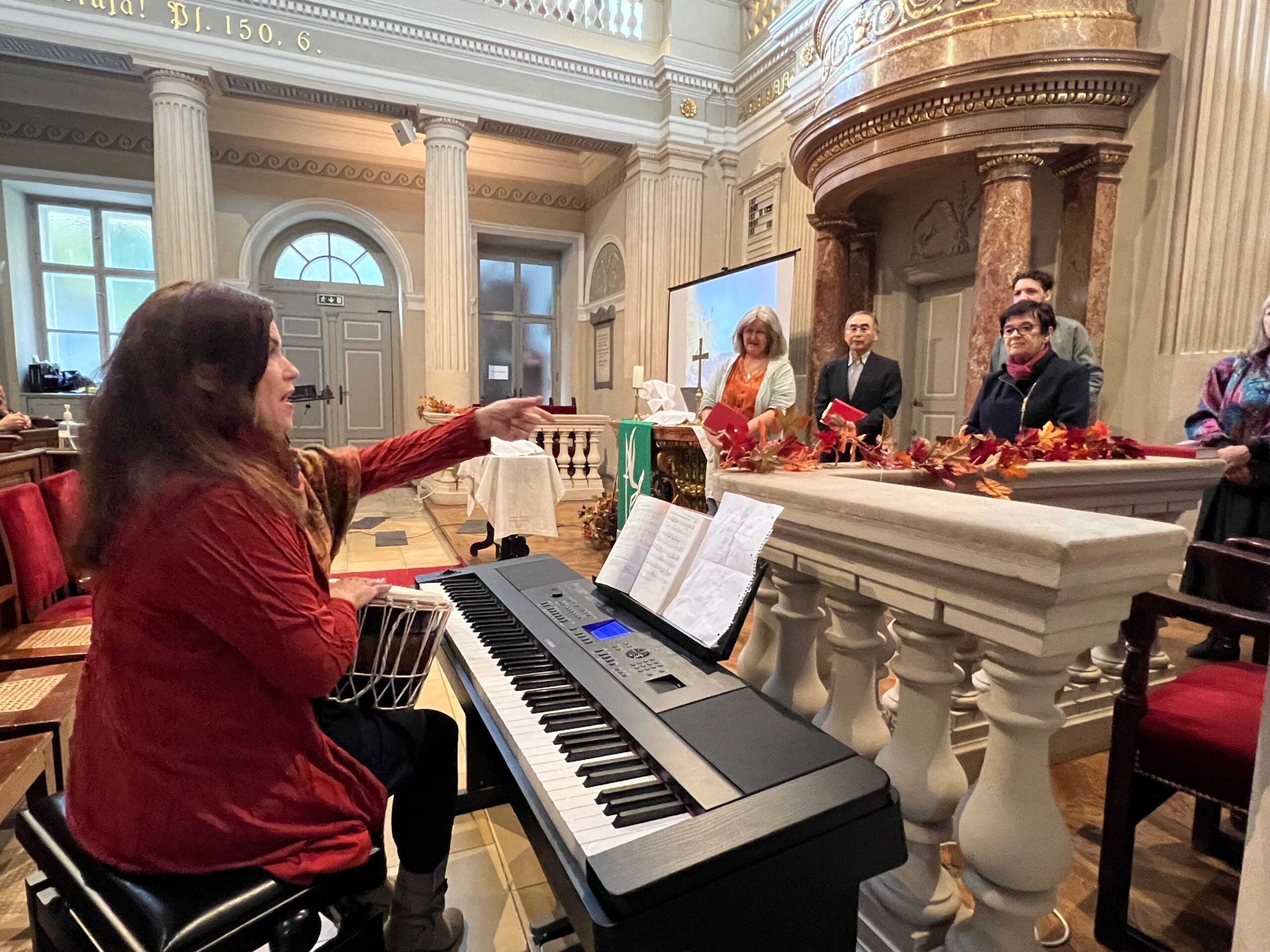vcc Cassandra McConnell playig drums and conducting choir23.10.2022 – 1 ...