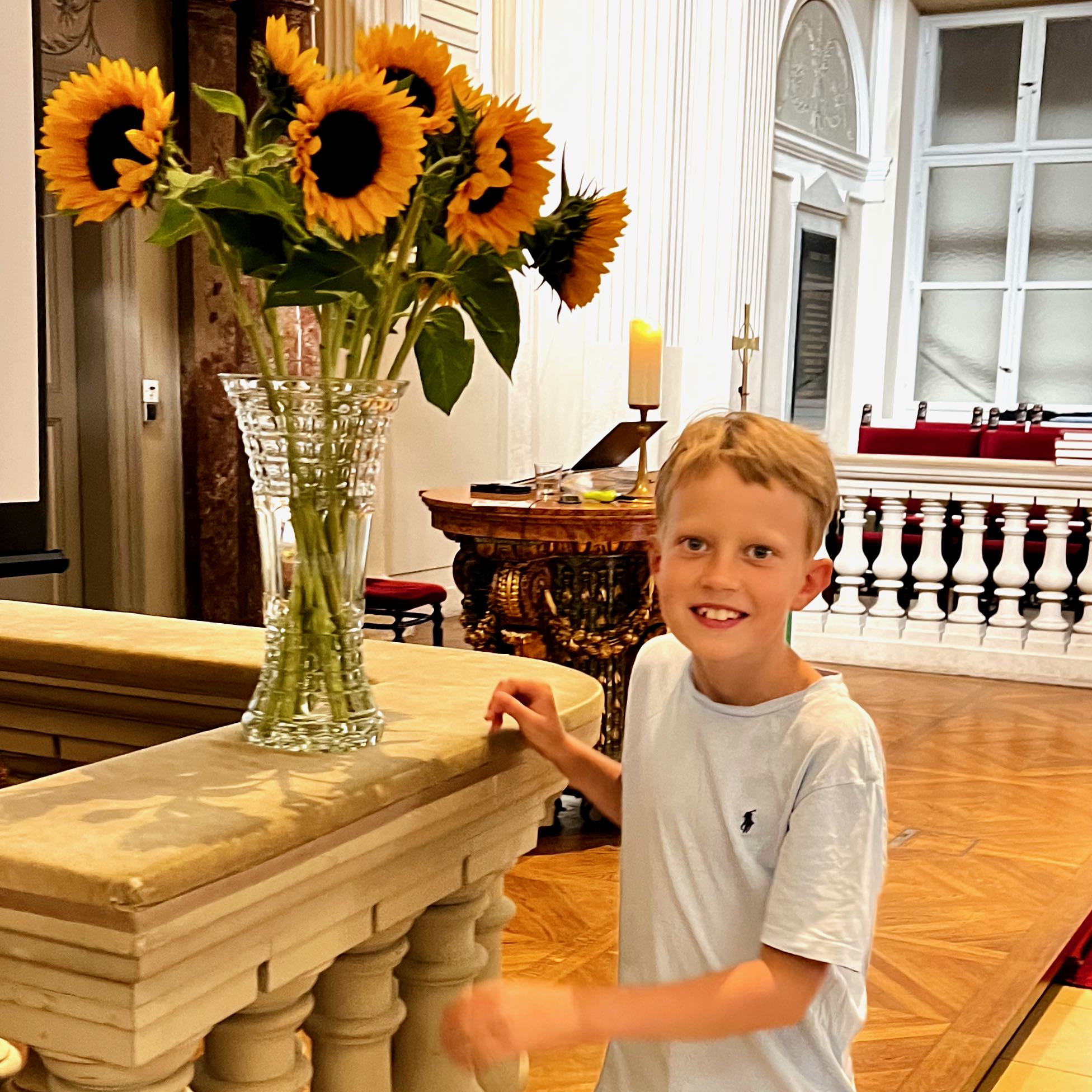 VCC Service 10.09.2023 Earl with sunflowers donated by his mother, Eva Dmitrieva – 1 – Vienna ...